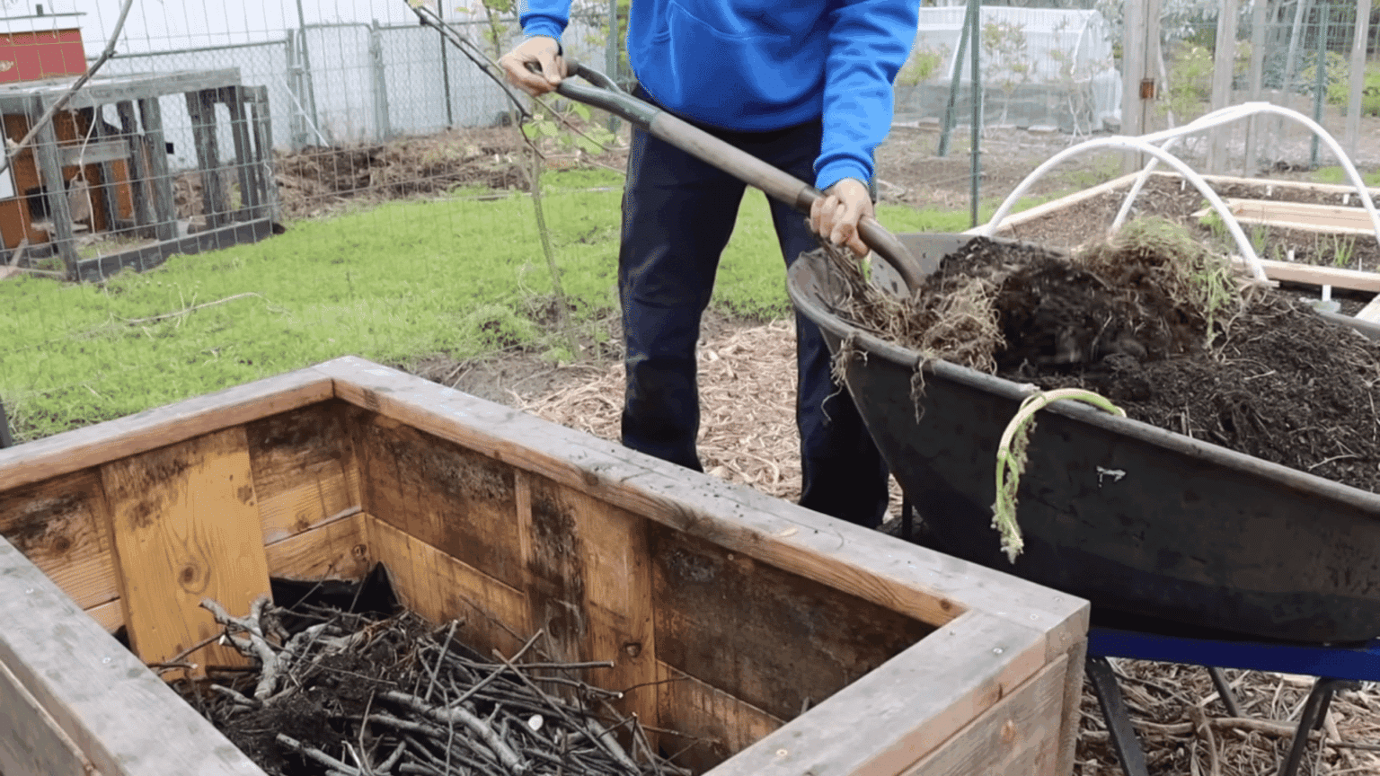 How to Fill a Raised Garden Bed? 5 Simple Steps - My Earth Garden